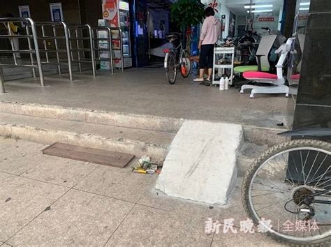 地铁出口处沦为“露天修车铺” 跨门经营占道扰民老伯自行车市民