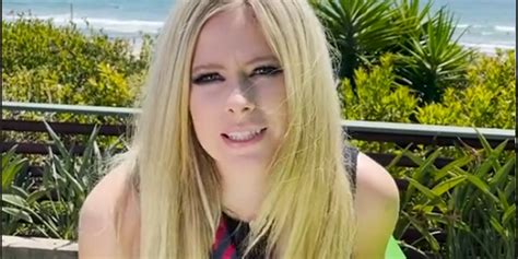 Avril Lavigne Made An Epic Tiktok Debut With Sk8er Boi Just Jared