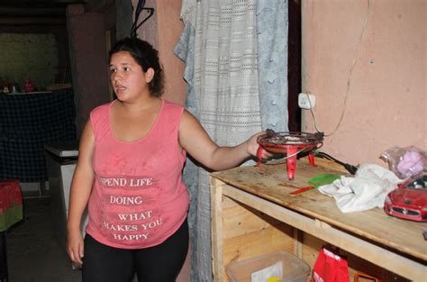 Son Pobres Viven En Forma Precaria Y Encima Les Roban Lo Poco Que