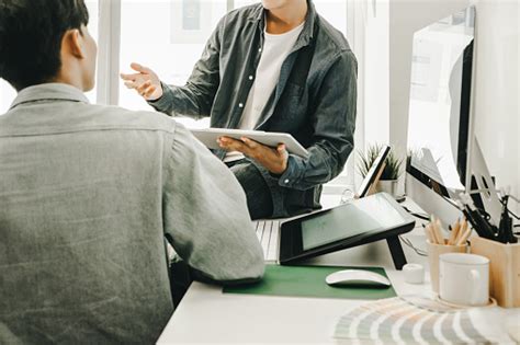 그래픽 디자이너는 휴대 전화 그래픽 디자이너 개념에 대한 컴퓨터 디자인 응용 프로그램과 함께 작동 2명에 대한 스톡 사진 및 기타 이미지 Istock