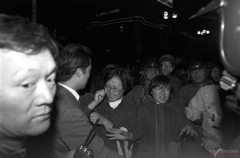 시위를 벌이던 여학생들을 연행해가는 전경들의 모습