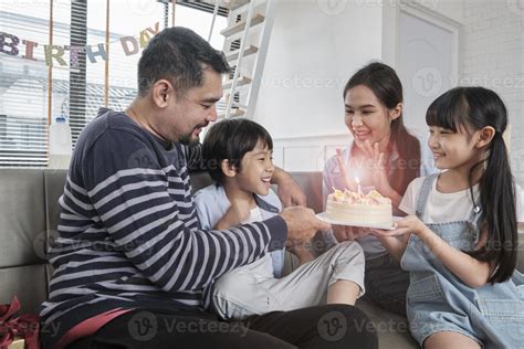 Feliz Familia Asiática Tailandesa El Hijo Pequeño Se Sorprende Con