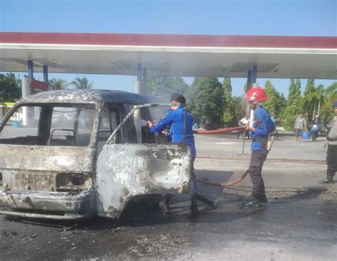 Angkot Terbakar Di Depan Pom Bensin Sopir Terluka Okezone News