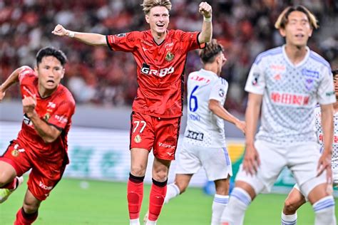 「まさか馬に乗ってくるとは」松平健が名古屋＆新潟の選手を出迎えに白馬に乗って国立ピッチレベルに登場！「サッカーを観に来たのか時代劇を観に来たの