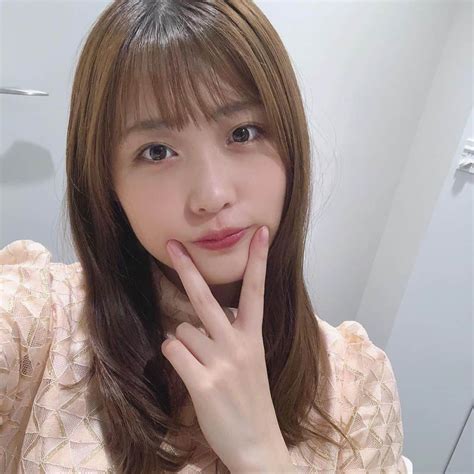 石田桃香さんのインスタグラム写真 石田桃香instagram「自分の名前にちなんで 初めて桃の香りの香水買った 香りも桃香になってみようと思います 久々にフォルダ見返してたら自撮り眠っ