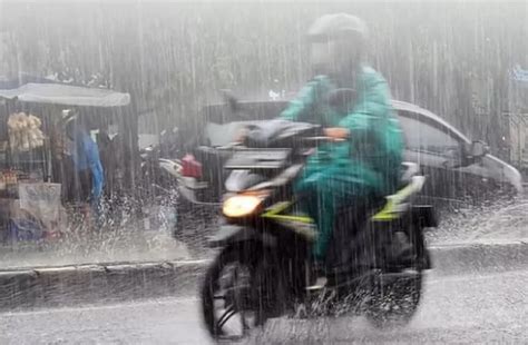 Hujan Disertai Petir Dan Angin Kencang Di Banjarmasin Banjarbaru Dan