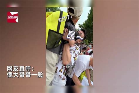 55岁姥爷接4岁外孙放学，穿着时尚宛如逆生长，完胜34岁女婿外孙穿着时尚
