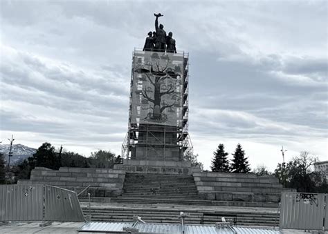 Започва демонтаж на някои от фигурите на Паметника на Съветската армия