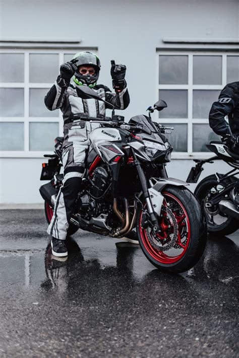 Kawasaki Z900 2023 Mid Naked Vergleichstest
