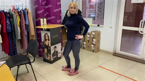 Легинсы из искусственной кожи, водолазка из рельефного трикотажа ...