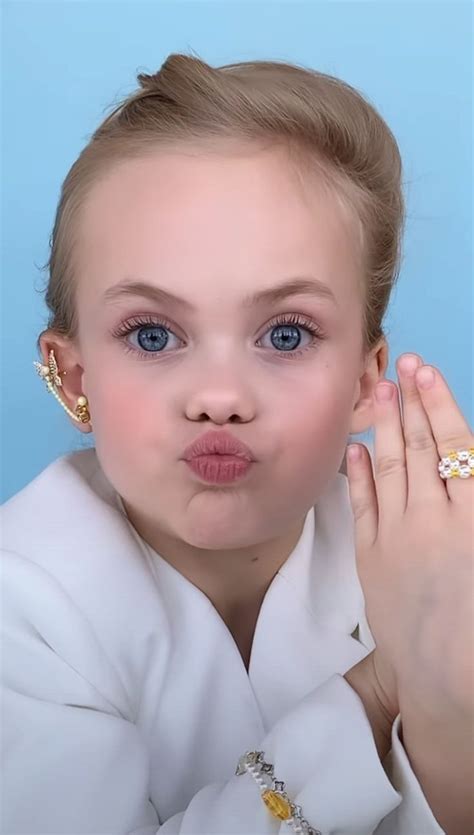 Violetta Antonova Semijoias Compras Garotos Louros