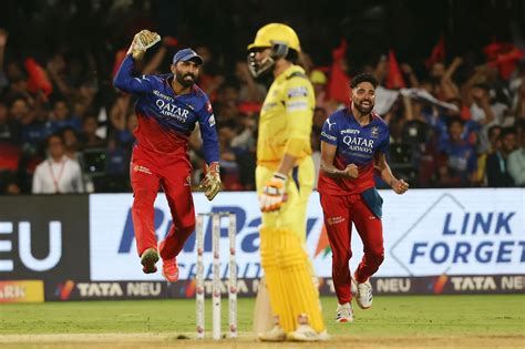 Dinesh Karthik And Mohammed Siraj Celebrate Rcbs Win