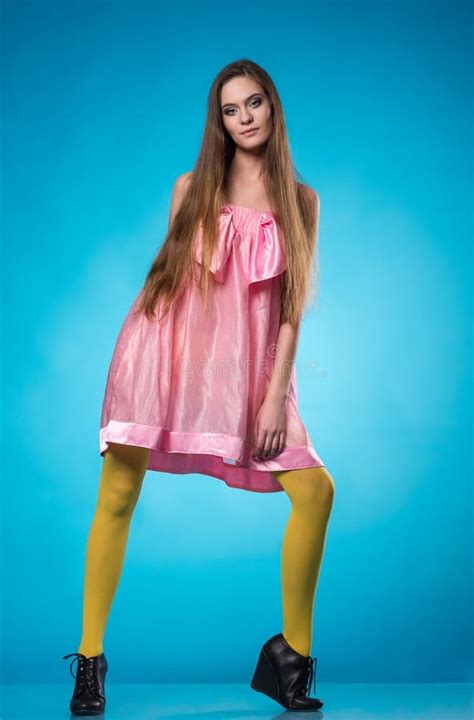 Fille De Jeune Adolescent Dans Une Pose Rose De Robe Photo Stock Image Du Yeux Caucasien