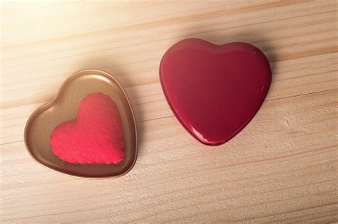 발렌타인 데이 배경입니다 나무 테이블 복사 공간에 레드 심장 0명에 대한 스톡 사진 및 기타 이미지 0명 2월 낮