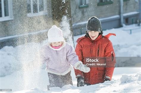 두 형제 어린이 게임하기 야외 수원별 던지기 강설 곡물 12 17 개월에 대한 스톡 사진 및 기타 이미지 12 17 개월