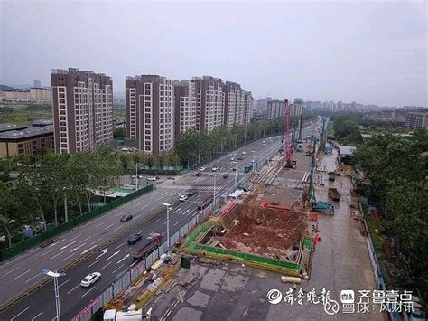 济南地铁8号线全面开工，直到绣源河东岸 来源： 凤凰网房产济南站 记者 周青先 进入8月，位于济南经十东路的地铁8号线全面开工。从最西端的邢村