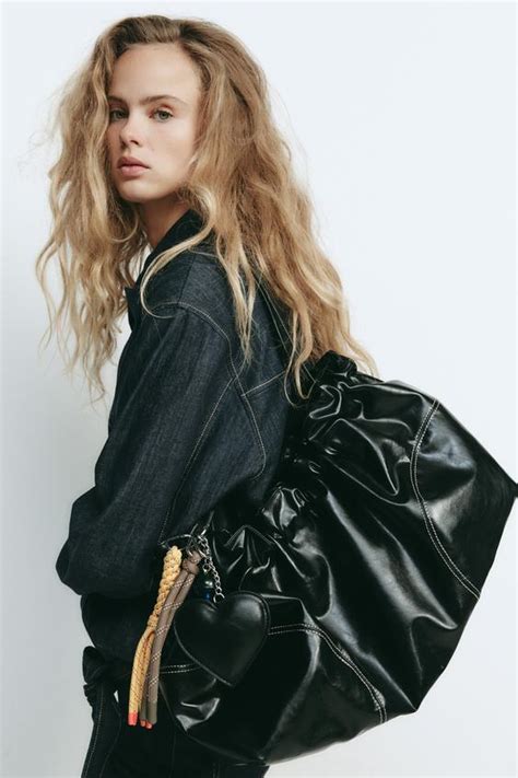 자라 주름 잡힌 참 장식 토트백 위시버킷