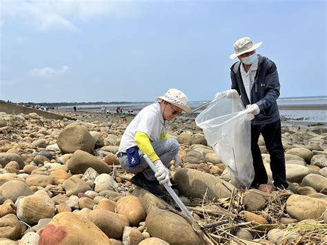 54信保基金魏明谷董事長及吳莉芬總經理帶領百餘位員工舉辦「愛鄉土‧護地球」永安漁港公益淨灘之旅活動，以實際行動保護珍貴的海洋資源，並參訪