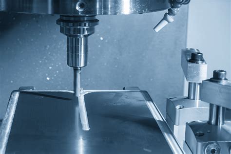 Cnc 밀링 머신 마무리는 밝은 파란색 장면에서 플랫 노즈 엔드 밀 도구로 알루미늄 하우징 부품을 절단했습니다 0명에 대한 스톡 사진 및 기타 이미지 Istock