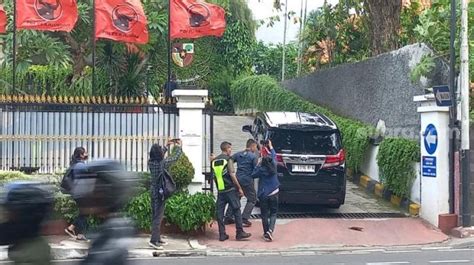 Naik Alphard Saat Penuhi Panggilan PDIP Effendi Simbolon Bakal