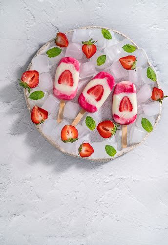 흰색 배경에 흰색 접시에 얼음 큐브에 민트 잎 딸기 수제 아이스캔디 0명에 대한 스톡 사진 및 기타 이미지 0명 3가지 개체 Popsicle Stick Istock