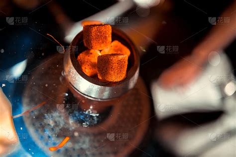 水烟碗与工艺烟草和红色卷与水烟烟背景