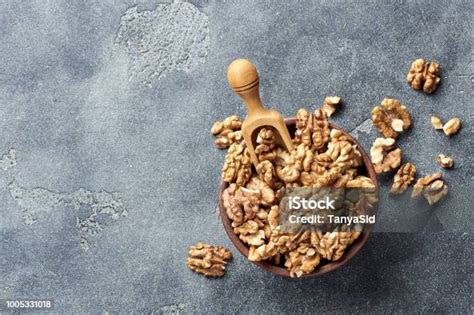 호두 커널 복사 공간와 회색 배경에 나무 국자 찰 흙 그릇에 너트입니다 최고의 볼 수 있습니다 0명에 대한 스톡 사진 및 기타
