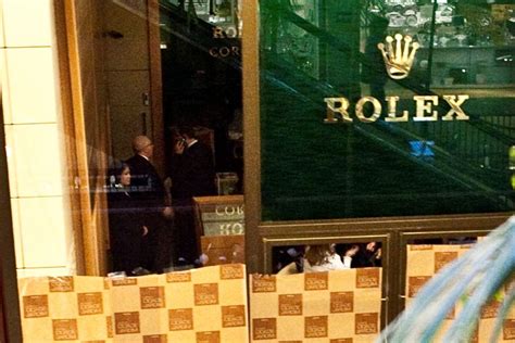 Bandidos Assaltam Loja Da Rolex E Fazem Funcionária De Escudo Na Fuga