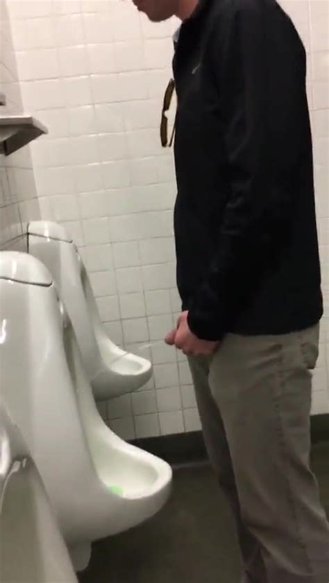 Candid Pisses 2 Young Guys Spied Pissing