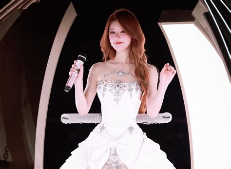 Triệu Lộ Tư Bật Khóc Trong Concert Tôi Từng Nghĩ Sẽ Giải Nghệ Tuổi