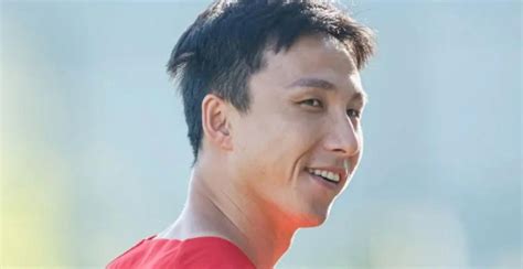 闹大了！中国男足球星痛骂球迷，扬言“踢死你”，引发广泛争议腾讯新闻
