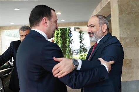 ირაკლი ღარიბაშვილი ნიკოლ ფაშინიანს შეხვდა