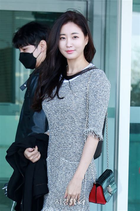 김사랑 가녀린 소녀처럼 공항패션 서울경제