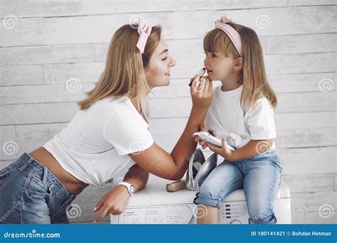 Madre E Figlia Si Divertono A Casa Immagine Stock Immagine Di
