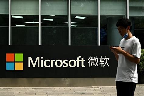 Microsoft Requires Chinese Employees To Use IPhones For Work