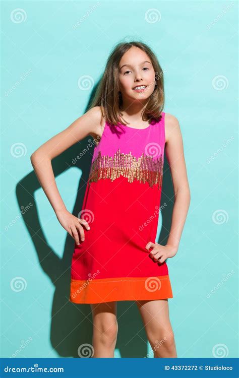 Маленькая девочка представляя в красочном платье Стоковое Фото изображение насчитывающей