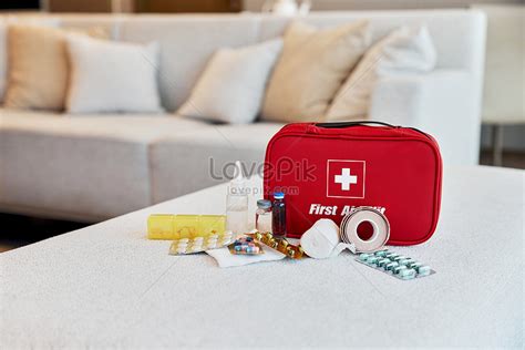 소파 위의 가정용 휴대용 응급 처치 키트 사진 무료 다운로드 Lovepik