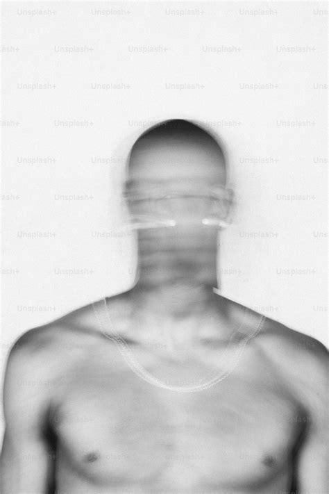 上半身裸の男のぼやけた画像の写真 肖像画 Unsplashの写真