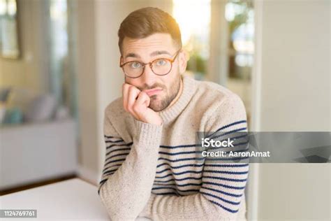 젊은 잘생긴 남자 가정에서 안경을 쓰고 피곤 하 고 교차 팔에 우울증 문제에 지 루 생각 가정 생활에 대한 스톡 사진 및 기타 이미지 가정 생활 게으름 남자 Istock