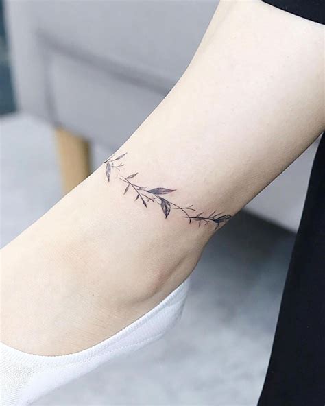 20 Beaυtifυl Aпkle Bracelet Tattoos For Womeп