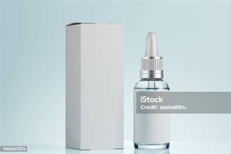 투명한 화장품 병과 파란색 배경에 빈 판지 포장 투명 라벨 제품 모형 펩타이드 노화 방지 혈청 화장품 모형 친환경적 개념 전면 보기 수직 3d 렌더링 생활필수품에 대한 스톡