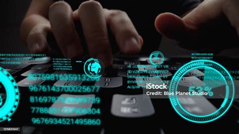 그래픽 사용자 인터페이스 Gui 홀로그램노트북 컴퓨터 키보드에서 작업하는 남자 3차원 형태에 대한 스톡 사진 및 기타 이미지 3차원 형태 Html 가상현실 Istock