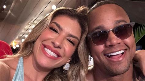 Léo Santana mostra a bebê na sala de TV gigante da sua mansão