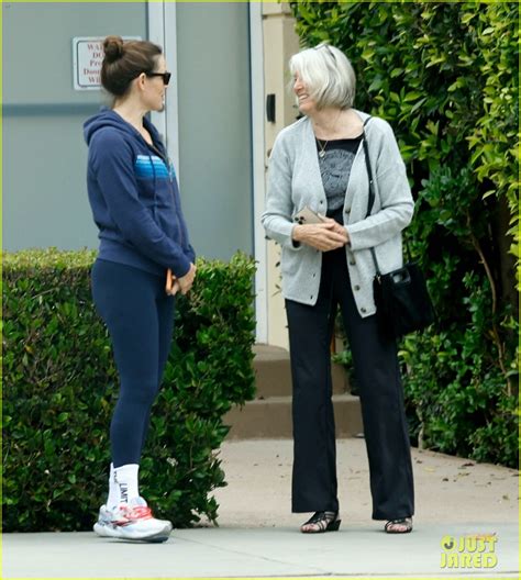 Jennifer Garner Embraces Ben Affleck S Mom While Running Into Them