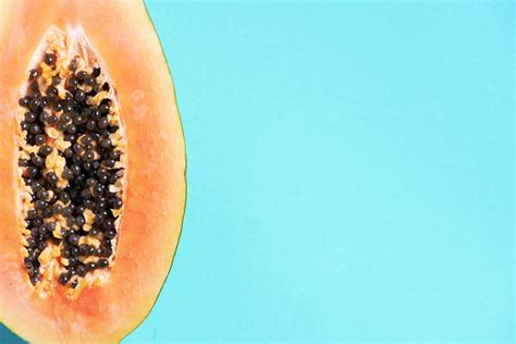 파란색 배경에 반으로 자른 파파야 맨 위 보기 공간을 복사합니다 여름 시간입니다 열대 여행 이국적인 과일 비건 및 채식주의 개념 0명에 대한 스톡 사진 및 기타 이미지