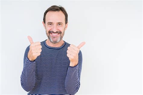 손으로 긍정적인 제스처를 하 고 격리 된 배경 성공 기호 위에 잘생긴 수석 남자 엄지 웃 고 행복 쾌활 한 식 우승자 제스처와