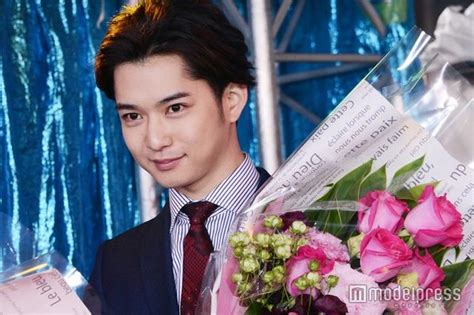 《卖房子的女人的逆袭》杀青 北川景子与共演捧花合影新浪图片