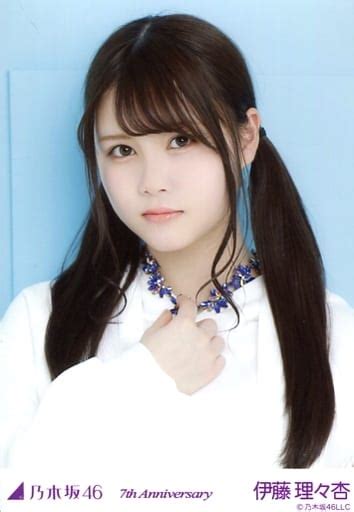 駿河屋 伊藤理々杏バストアップ・背景水色・「7th Anniversary」乃木坂46 2019年2月ランダム生写真（女性生写真）