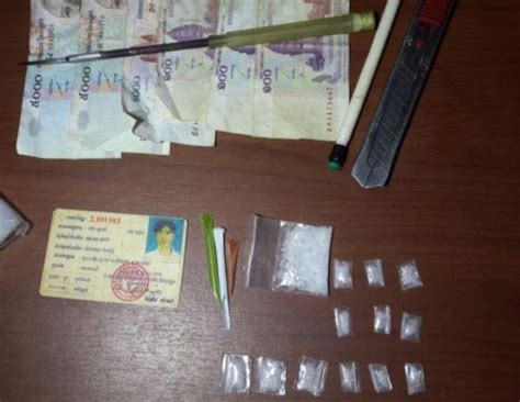 ជនសង្ស័យ ២ នាក់ កំពុង ចែកចាយ គ្រឿងញៀន ត្រូវ នគរបាល ប៉ុស្តិ៍ ផ្សារ ដើម ថ្កូវ ឃាត់ខ្លួន នគរដ្រេហ្គន