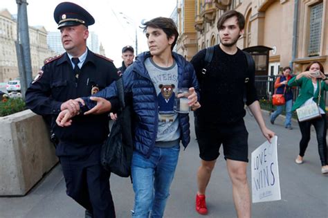 Russia Il Video Dei Ragazzi Arrestati Per Aver Omaggiato Le Vittime Di